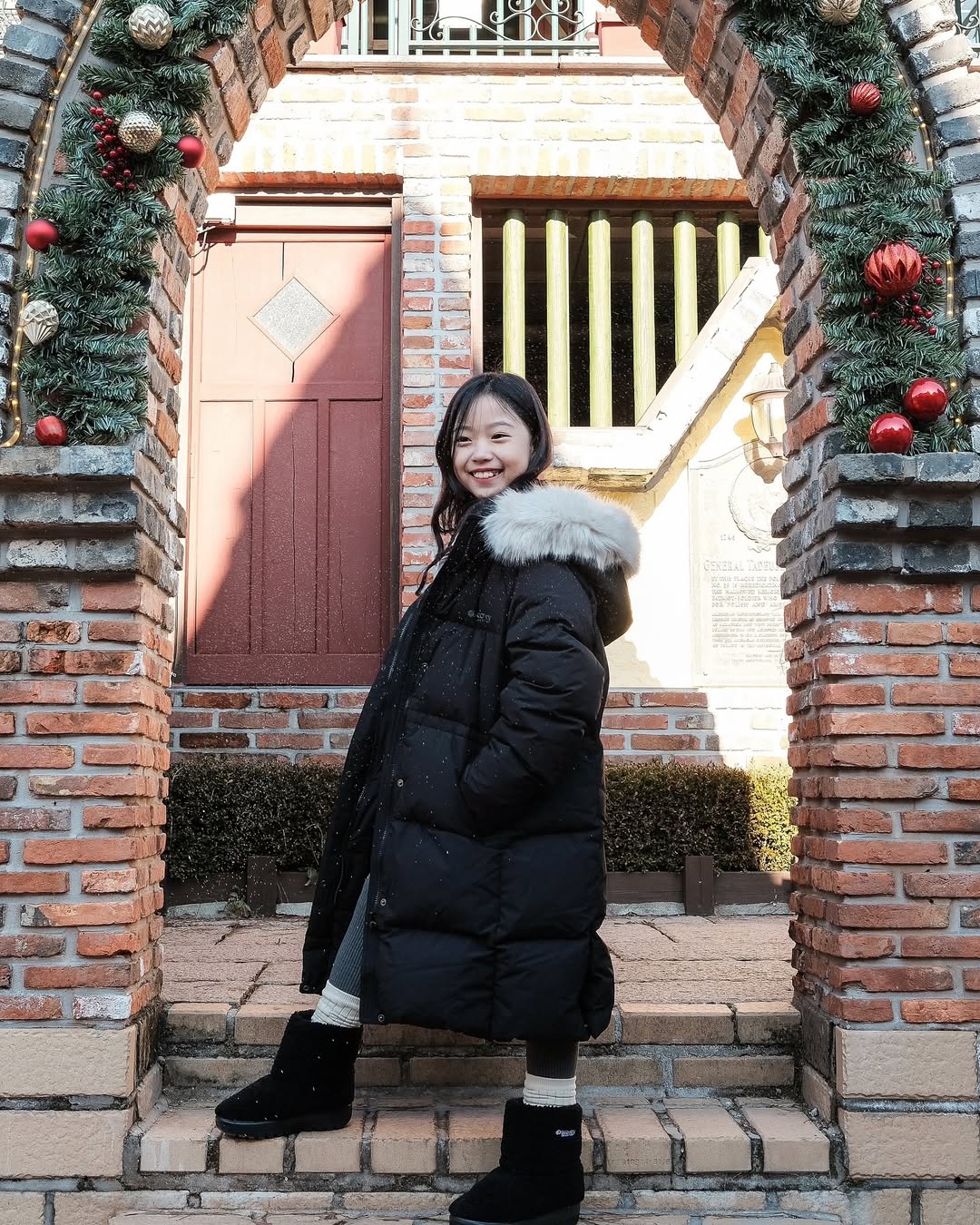 디스커버리 익스페디션 협찬 광고 쌀쌀한 요즘 데일리로 든든하게 너무 잘 입히고 있는 롱패딩 🖤 채은이는 패딩이 어쩌다보니 8개는 있는듯한데 요즘 자꾸만 손이 가는